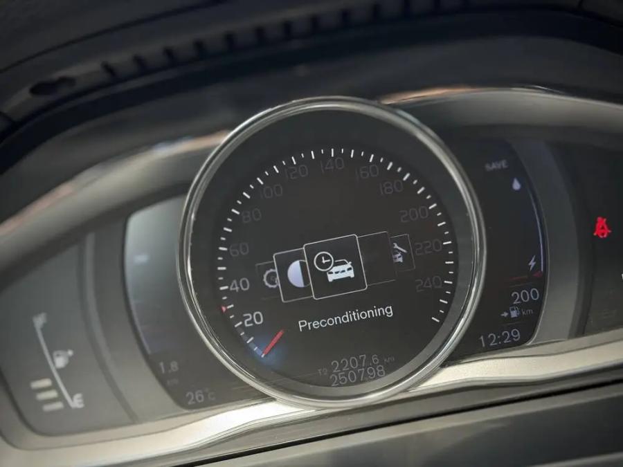 Balts Volvo V60 2016 Jelgava, ar dzinēja tilpumu 2.40 L un nobraukumu 250 tūkst. km par 11200 €, foto 28 vietnē AUTOMOTO.COM.LV