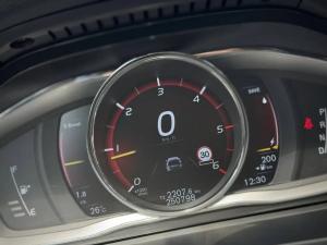 Balts Volvo V60 2016 Jelgava, ar dzinēja tilpumu 2.40 L un nobraukumu 250 tūkst. km par 11200 €, foto 29 vietnē AUTOMOTO.COM.LV