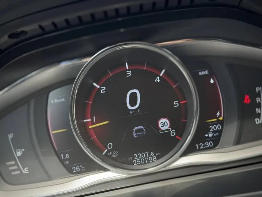 Balts Volvo V60 2016 Jelgava, ar dzinēja tilpumu 2.40 L un nobraukumu 250 tūkst. km par 11200 €, foto 29 vietnē AUTOMOTO.COM.LV