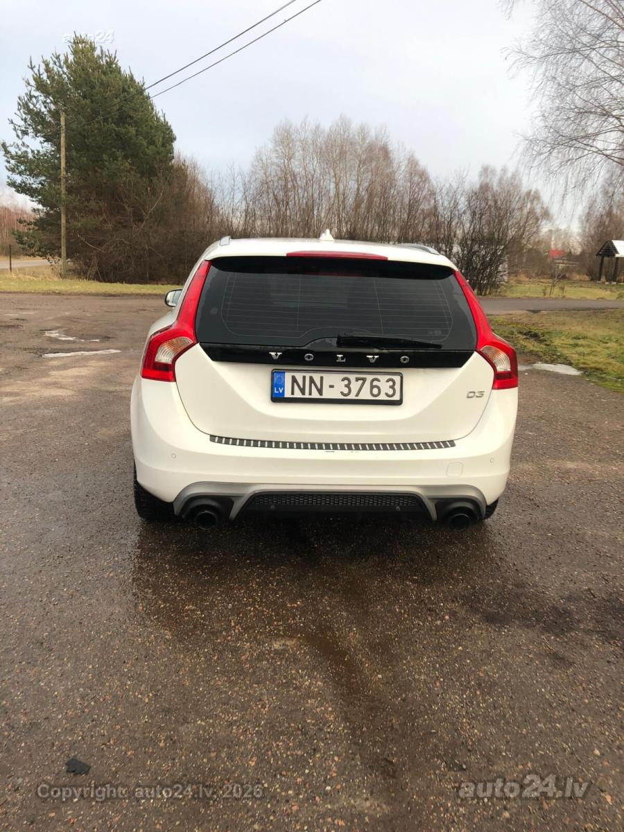 White Volvo V60 2016 in Riga, with an engine capacity of 2.00 L and mileage of 302 thousand km for 9500 €, photo 4 on AUTOMOTO.COM.LV