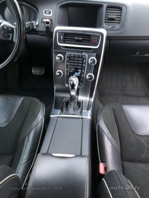White Volvo V60 2016 in Riga, with an engine capacity of 2.00 L and mileage of 302 thousand km for 9500 €, photo 9 on AUTOMOTO.COM.LV