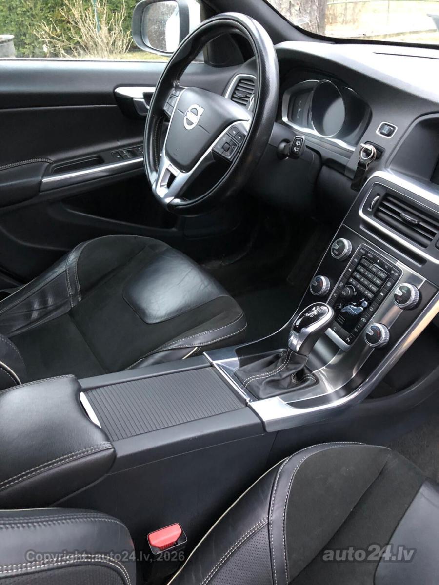 White Volvo V60 2016 in Riga, with an engine capacity of 2.00 L and mileage of 302 thousand km for 9500 €, photo 11 on AUTOMOTO.COM.LV