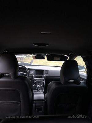 White Volvo V60 2016 in Riga, with an engine capacity of 2.00 L and mileage of 302 thousand km for 9500 €, photo 12 on AUTOMOTO.COM.LV