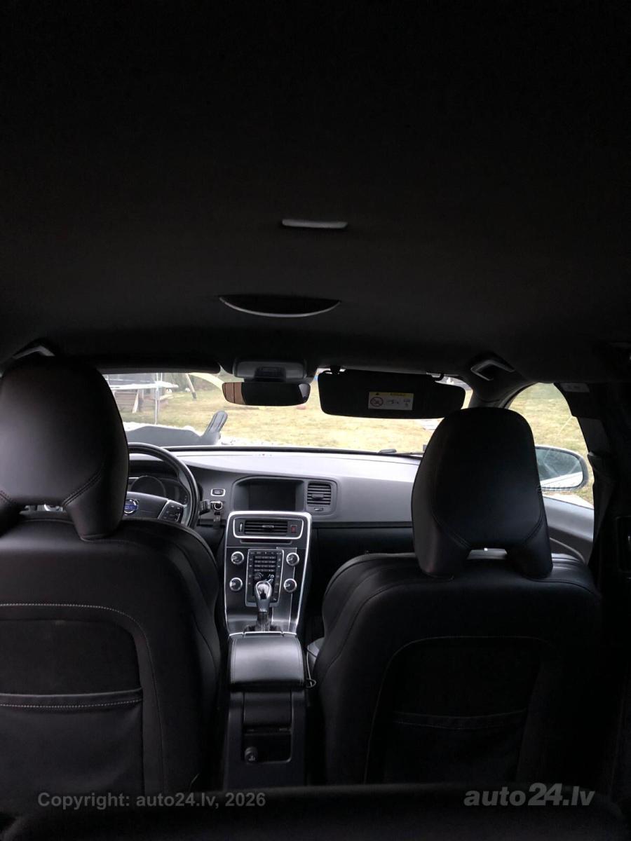White Volvo V60 2016 in Riga, with an engine capacity of 2.00 L and mileage of 302 thousand km for 9500 €, photo 12 on AUTOMOTO.COM.LV