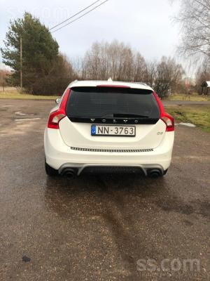 White Volvo V60 2016 in Riga, with an engine capacity of 2.00 L and mileage of 302 thousand km for 9500 €, photo 4 on AUTOMOTO.COM.LV