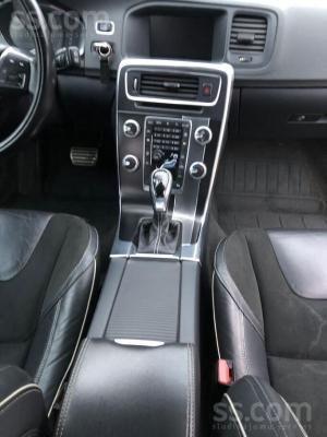 White Volvo V60 2016 in Riga, with an engine capacity of 2.00 L and mileage of 302 thousand km for 9500 €, photo 9 on AUTOMOTO.COM.LV