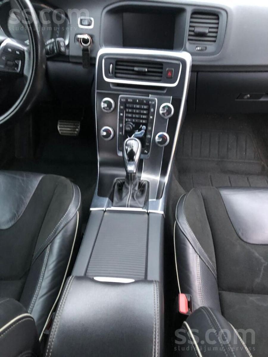 White Volvo V60 2016 in Riga, with an engine capacity of 2.00 L and mileage of 302 thousand km for 9500 €, photo 9 on AUTOMOTO.COM.LV