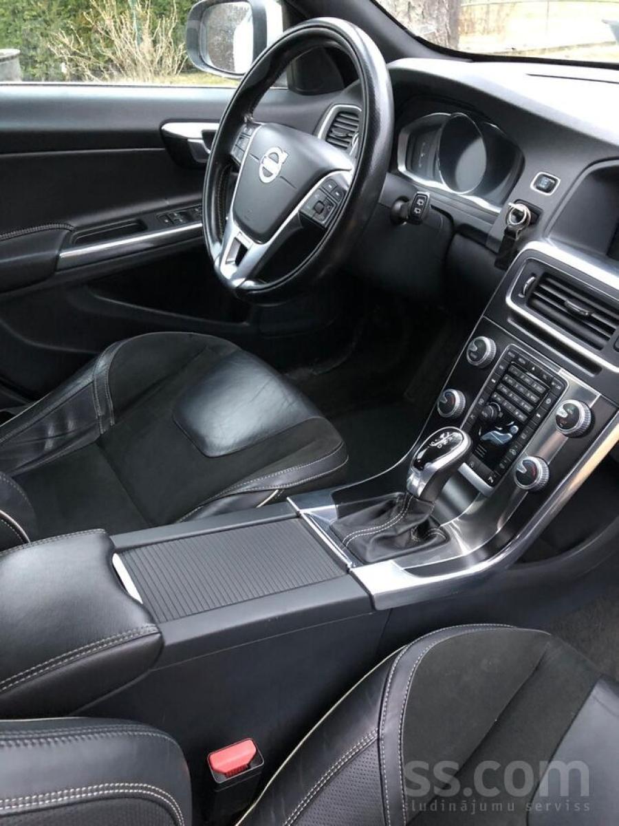 White Volvo V60 2016 in Riga, with an engine capacity of 2.00 L and mileage of 302 thousand km for 9500 €, photo 11 on AUTOMOTO.COM.LV