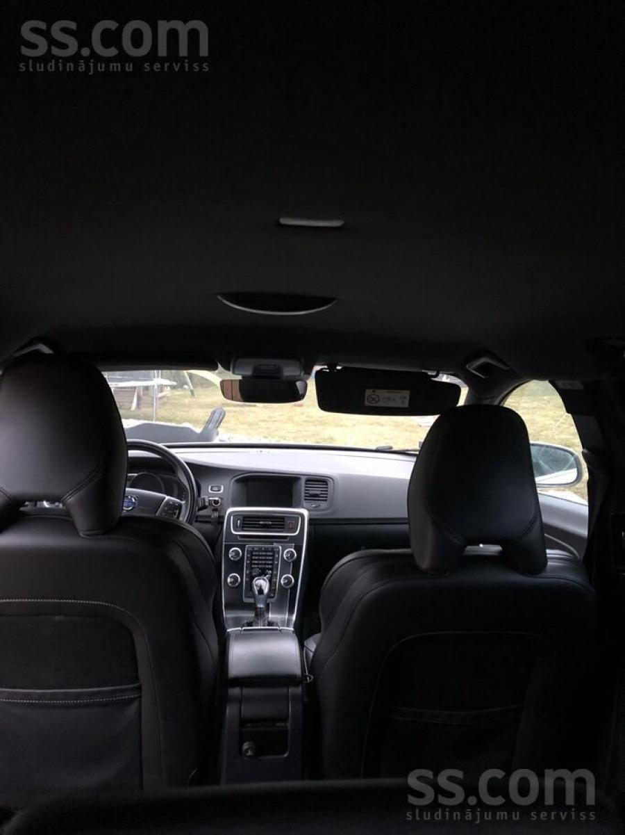 White Volvo V60 2016 in Riga, with an engine capacity of 2.00 L and mileage of 302 thousand km for 9500 €, photo 12 on AUTOMOTO.COM.LV