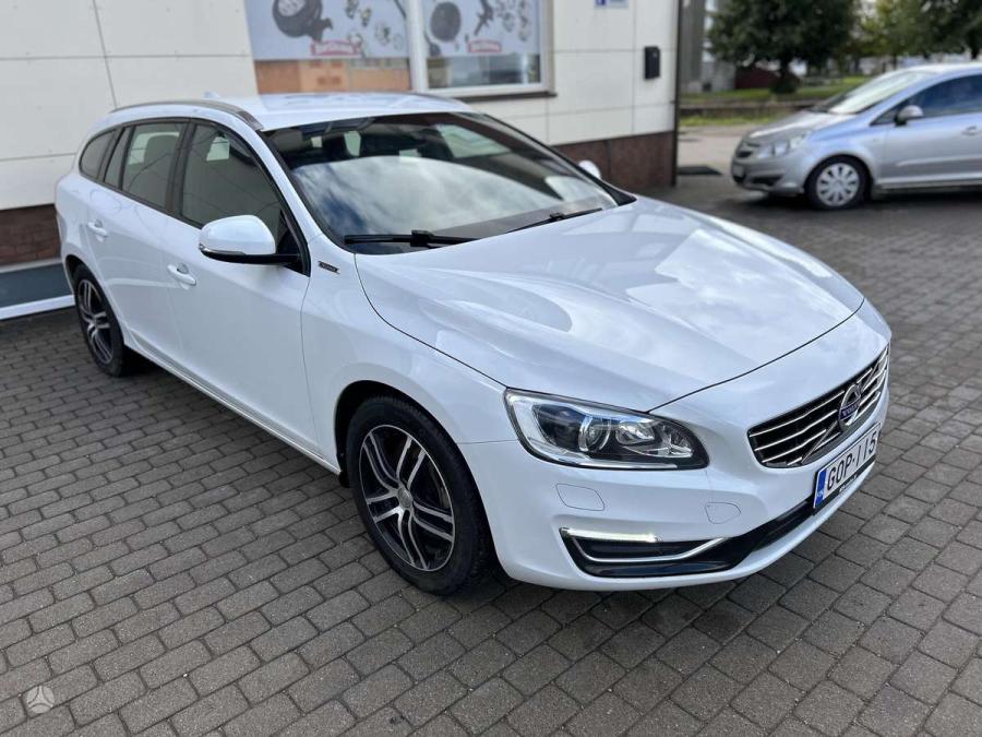 Balts Volvo V60 2016 Kretinga, ar dzinēja tilpumu 2.40 L un nobraukumu 224 tūkst. km par 9699 €, foto 3 vietnē AUTOMOTO.COM.LV