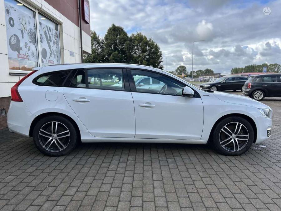 Balts Volvo V60 2016 Kretinga, ar dzinēja tilpumu 2.40 L un nobraukumu 224 tūkst. km par 9699 €, foto 12 vietnē AUTOMOTO.COM.LV