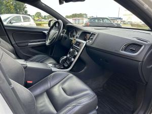 Balts Volvo V60 2016 Kretinga, ar dzinēja tilpumu 2.40 L un nobraukumu 224 tūkst. km par 9699 €, foto 13 vietnē AUTOMOTO.COM.LV