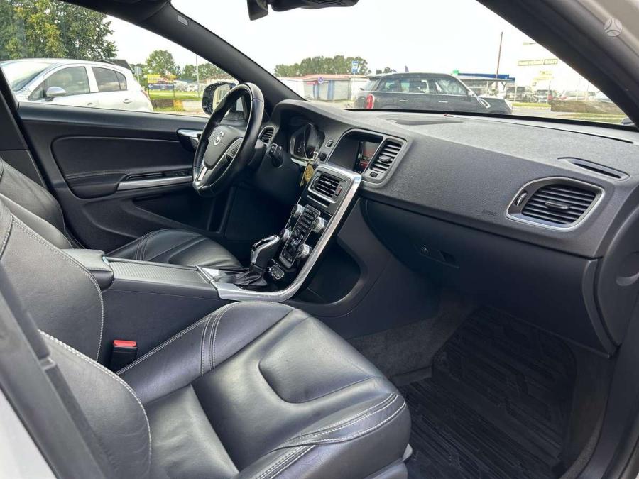 Balts Volvo V60 2016 Kretinga, ar dzinēja tilpumu 2.40 L un nobraukumu 224 tūkst. km par 9699 €, foto 13 vietnē AUTOMOTO.COM.LV