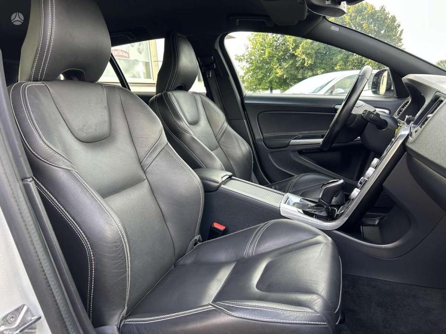 Balts Volvo V60 2016 Kretinga, ar dzinēja tilpumu 2.40 L un nobraukumu 224 tūkst. km par 9699 €, foto 14 vietnē AUTOMOTO.COM.LV