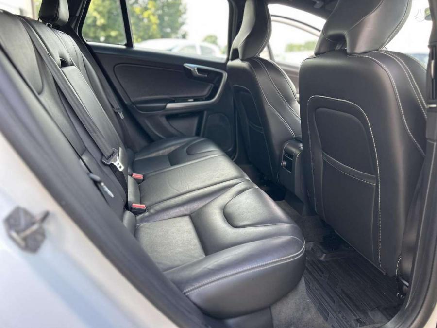 Balts Volvo V60 2016 Kretinga, ar dzinēja tilpumu 2.40 L un nobraukumu 224 tūkst. km par 9699 €, foto 15 vietnē AUTOMOTO.COM.LV