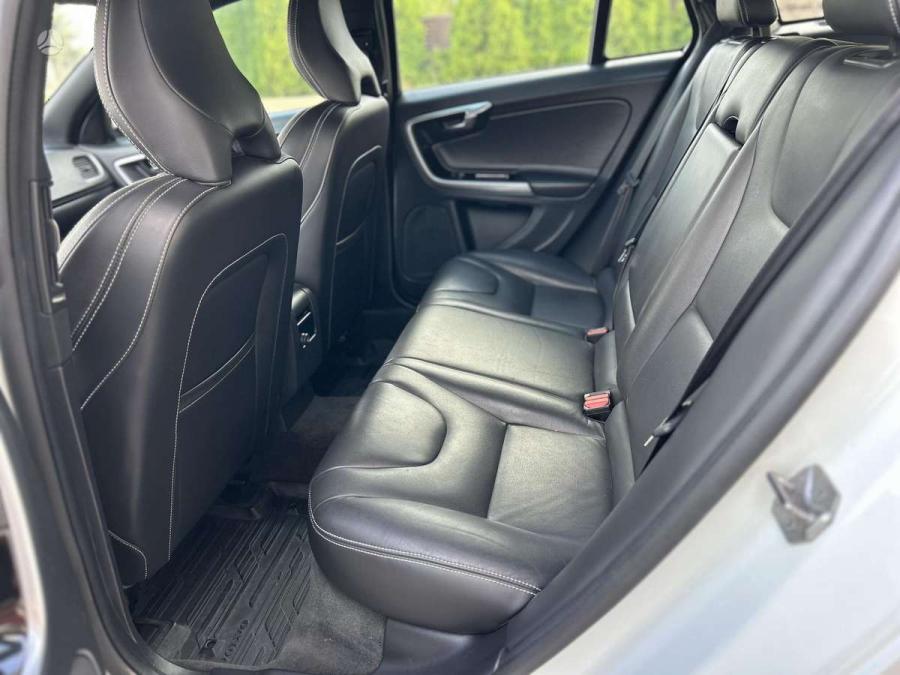 Balts Volvo V60 2016 Kretinga, ar dzinēja tilpumu 2.40 L un nobraukumu 224 tūkst. km par 9699 €, foto 16 vietnē AUTOMOTO.COM.LV