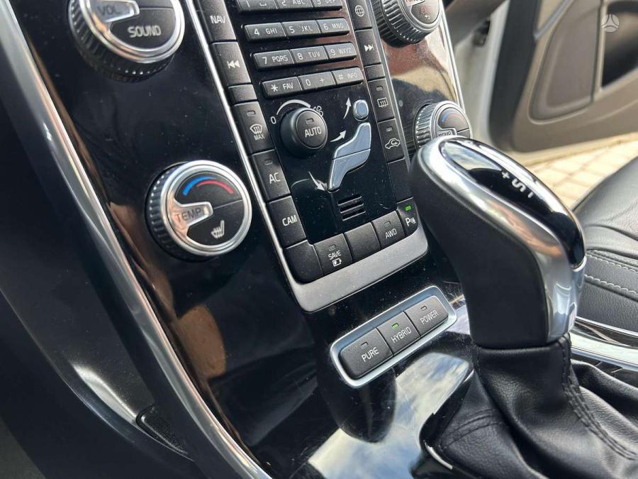 Balts Volvo V60 2016 Kretinga, ar dzinēja tilpumu 2.40 L un nobraukumu 224 tūkst. km par 9699 €, foto 18 vietnē AUTOMOTO.COM.LV