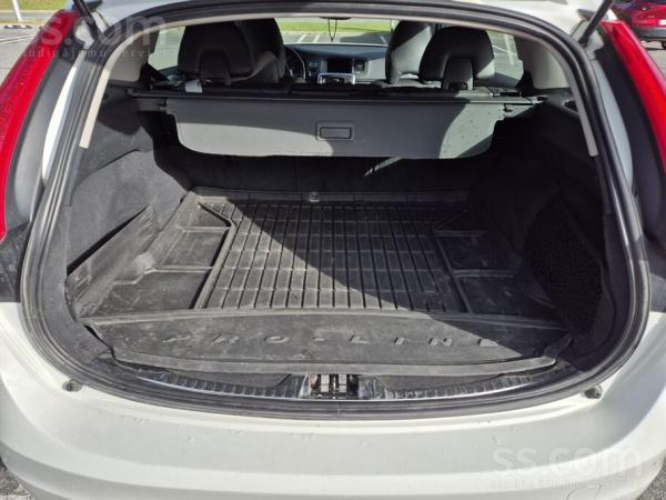 Volvo V60 2016 Rīga vietnē Balts Volvo V60 2016 Rīga, ar dzinēja tilpumu 2.40 L un nobraukumu 248 tūkst. km par 12800 €, foto 7 vietnē AUTOMOTO.COM.LV