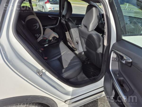 Volvo V60 2016 Rīga vietnē Balts Volvo V60 2016 Rīga, ar dzinēja tilpumu 2.40 L un nobraukumu 248 tūkst. km par 12800 €, foto 8 vietnē AUTOMOTO.COM.LV
