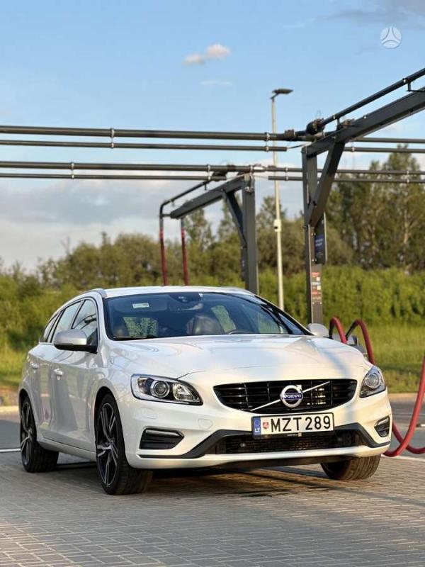 White Volvo V60 2017 in Kaunas, with an engine capacity of 1.97 L and mileage of 234 thousand km for 14000 €, photo 1 on AUTOMOTO.COM.LV