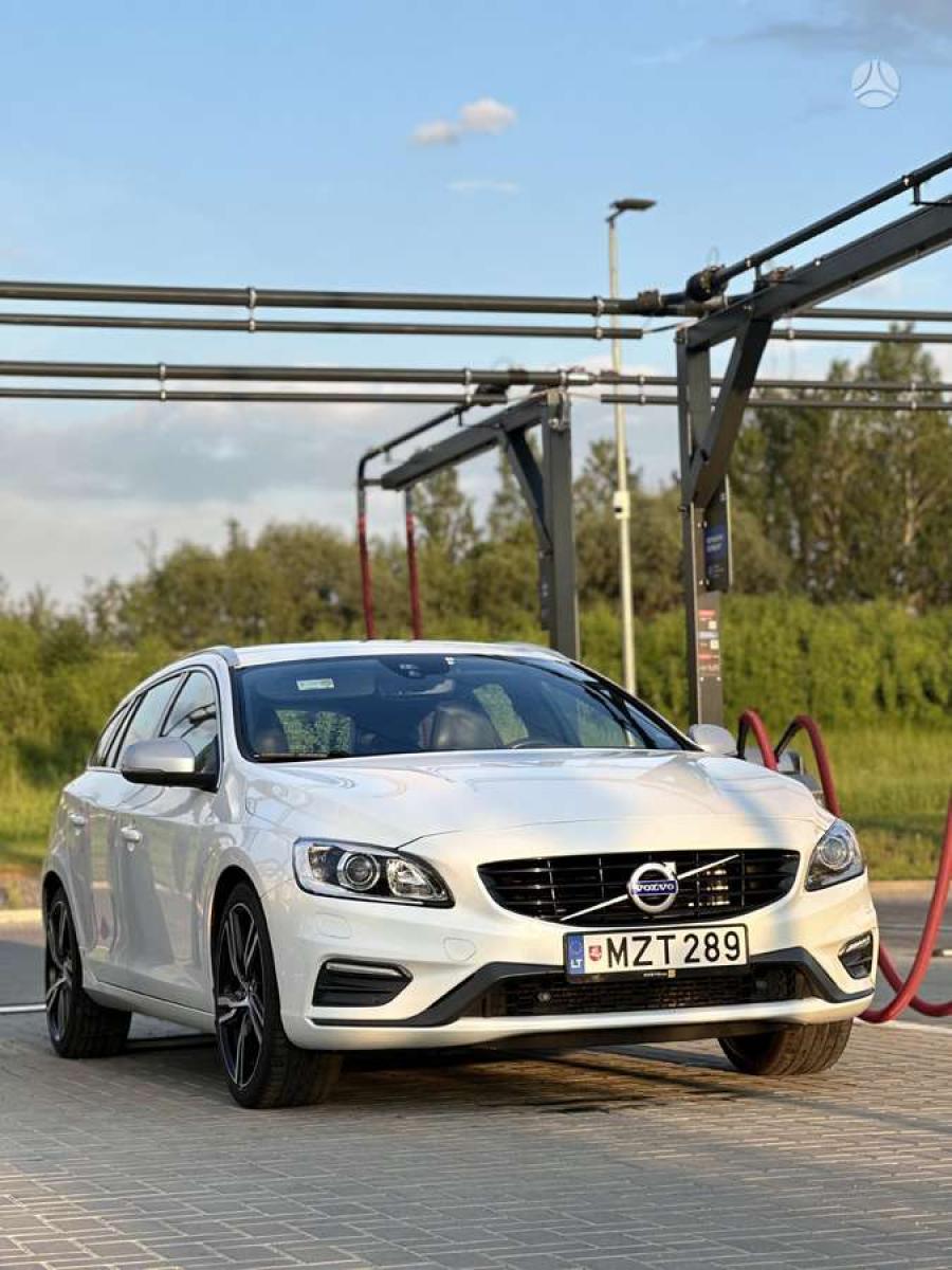 White Volvo V60 2017 in Kaunas, with an engine capacity of 1.97 L and mileage of 234 thousand km for 14000 €, photo 1 on AUTOMOTO.COM.LV