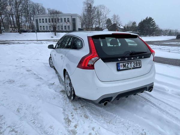 White Volvo V60 2017 in Kaunas, with an engine capacity of 1.97 L and mileage of 234 thousand km for 14000 €, photo 4 on AUTOMOTO.COM.LV