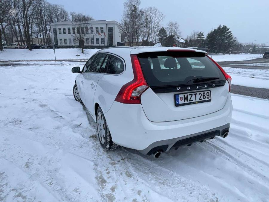 White Volvo V60 2017 in Kaunas, with an engine capacity of 1.97 L and mileage of 234 thousand km for 14000 €, photo 4 on AUTOMOTO.COM.LV