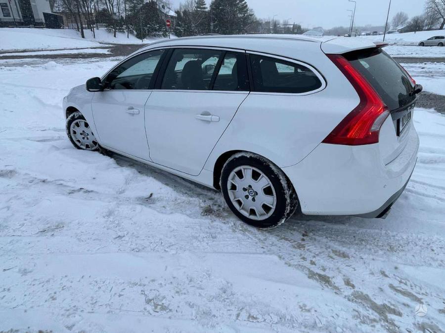 White Volvo V60 2017 in Kaunas, with an engine capacity of 1.97 L and mileage of 234 thousand km for 14000 €, photo 5 on AUTOMOTO.COM.LV