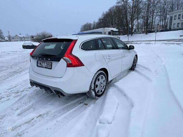 White Volvo V60 2017 in Kaunas, with an engine capacity of 1.97 L and mileage of 234 thousand km for 14000 €, photo 6 on AUTOMOTO.COM.LV