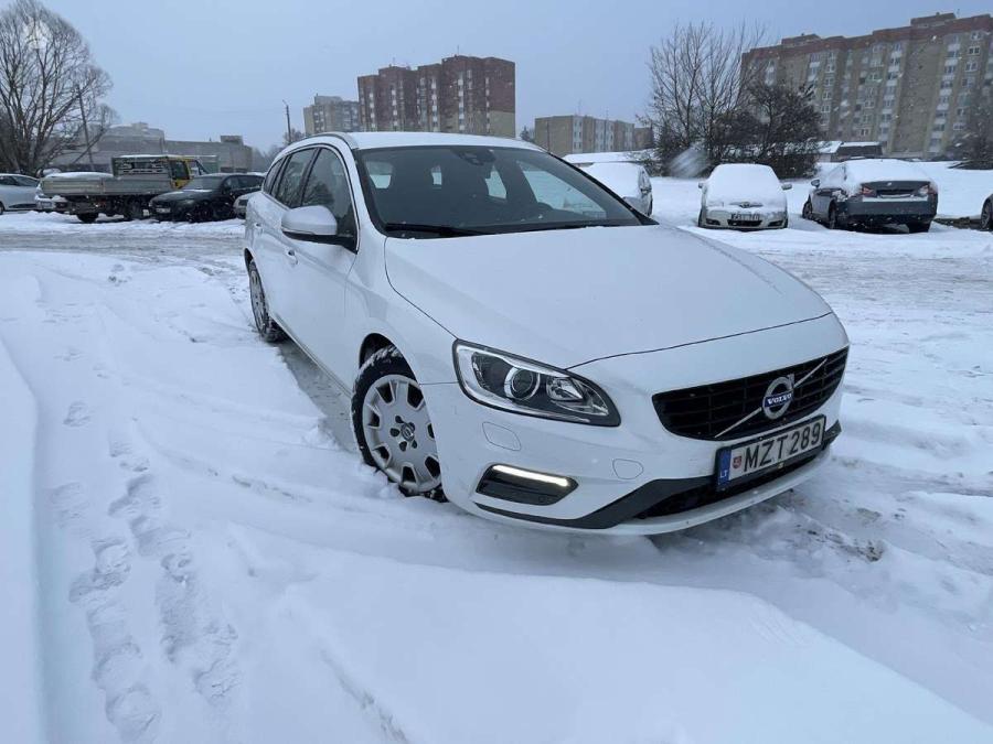 White Volvo V60 2017 in Kaunas, with an engine capacity of 1.97 L and mileage of 234 thousand km for 14000 €, photo 8 on AUTOMOTO.COM.LV