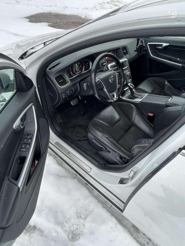 White Volvo V60 2017 in Kaunas, with an engine capacity of 1.97 L and mileage of 234 thousand km for 14000 €, photo 10 on AUTOMOTO.COM.LV