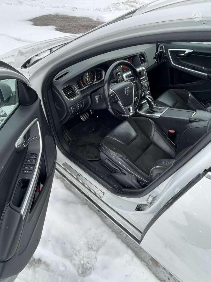 White Volvo V60 2017 in Kaunas, with an engine capacity of 1.97 L and mileage of 234 thousand km for 14000 €, photo 10 on AUTOMOTO.COM.LV