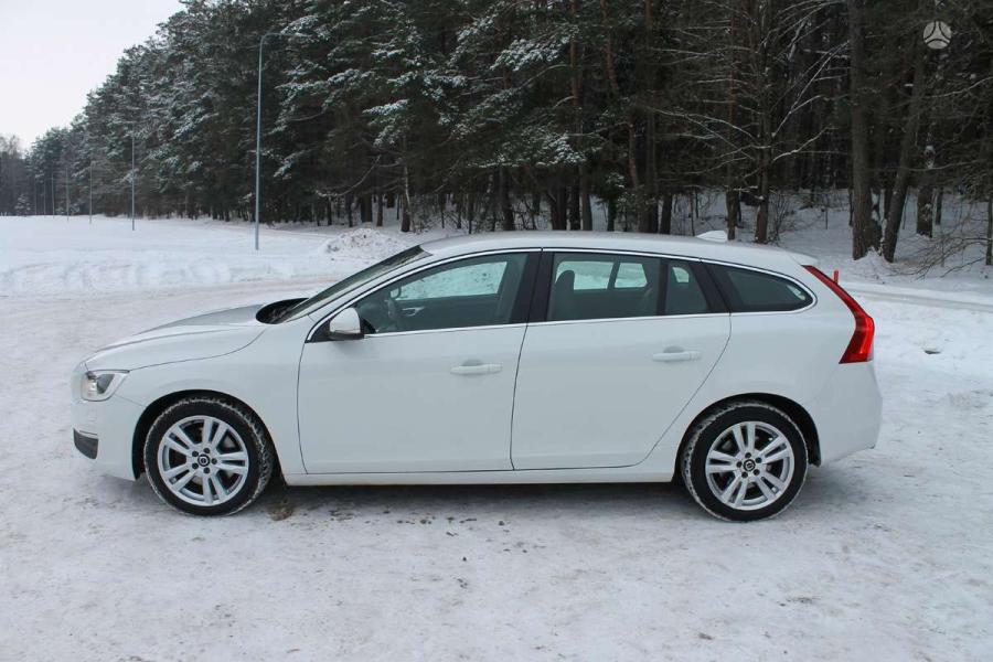 White Volvo V60 2017 in Birstonas, with an engine capacity of 2.40 L and mileage of 242 thousand km for 7950 €, photo 2 on AUTOMOTO.COM.LV