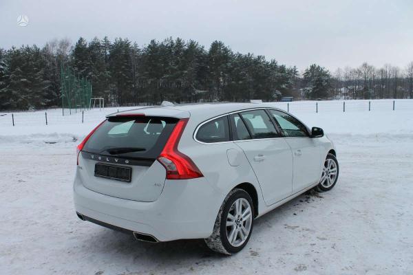 White Volvo V60 2017 in Birstonas, with an engine capacity of 2.40 L and mileage of 242 thousand km for 7950 €, photo 3 on AUTOMOTO.COM.LV