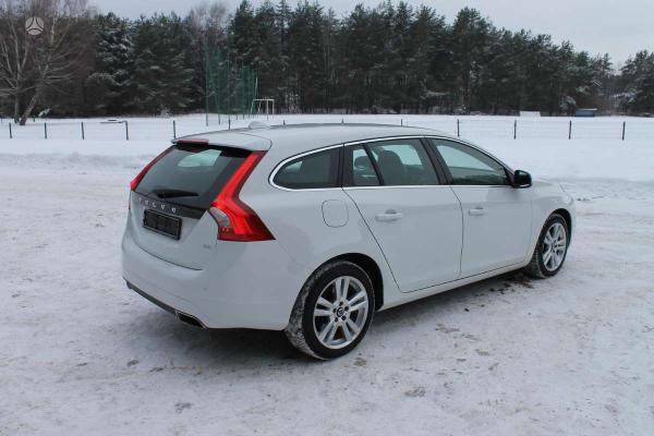 White Volvo V60 2017 in Birstonas, with an engine capacity of 2.40 L and mileage of 242 thousand km for 7950 €, photo 5 on AUTOMOTO.COM.LV