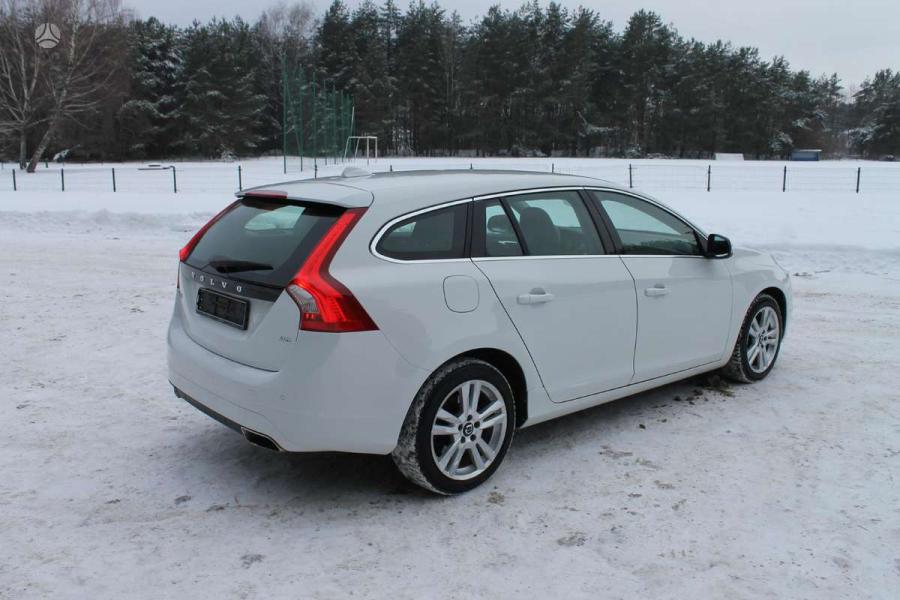 White Volvo V60 2017 in Birstonas, with an engine capacity of 2.40 L and mileage of 242 thousand km for 7950 €, photo 5 on AUTOMOTO.COM.LV