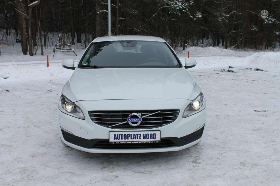 White Volvo V60 2017 in Birstonas, with an engine capacity of 2.40 L and mileage of 242 thousand km for 7950 €, photo 6 on AUTOMOTO.COM.LV
