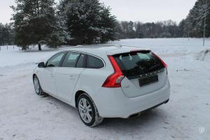 White Volvo V60 2017 in Birstonas, with an engine capacity of 2.40 L and mileage of 242 thousand km for 7950 €, photo 8 on AUTOMOTO.COM.LV