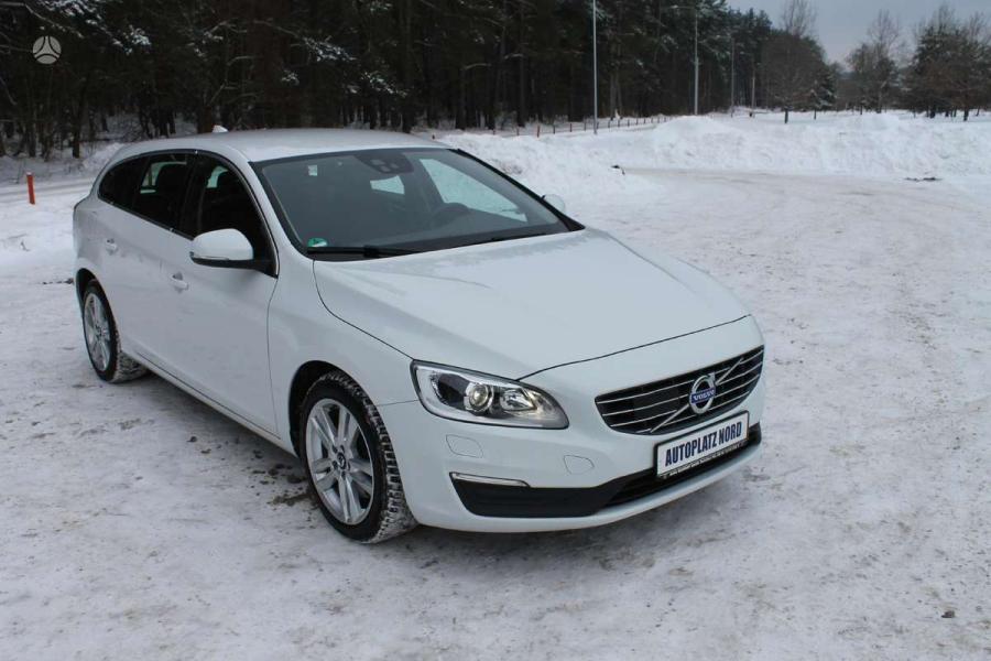 White Volvo V60 2017 in Birstonas, with an engine capacity of 2.40 L and mileage of 242 thousand km for 7950 €, photo 9 on AUTOMOTO.COM.LV