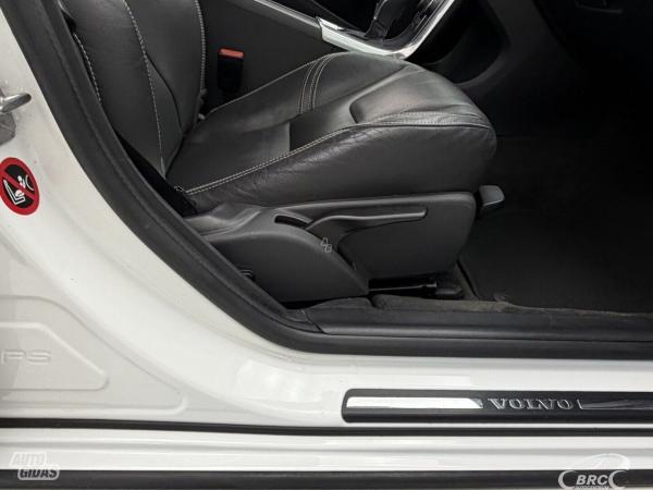 Balts Volvo V60 2017 Avižieniai, ar dzinēja tilpumu 2.00 L un nobraukumu 258 tūkst. km par 7500 €, foto 6 vietnē AUTOMOTO.COM.LV