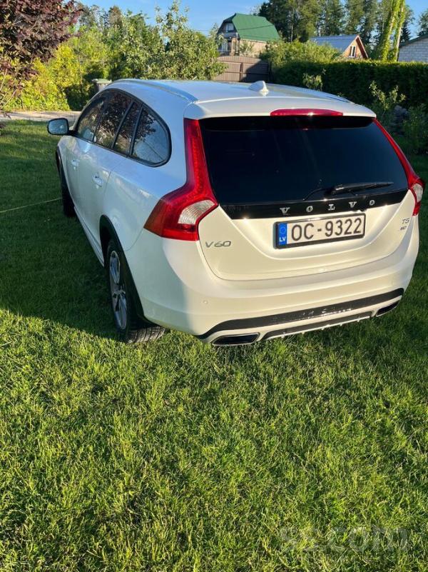 Balts Volvo V60 2017 Rīga, ar dzinēja tilpumu 2.00 L un nobraukumu 203 tūkst. km par 13300 €, foto 1 vietnē AUTOMOTO.COM.LV
