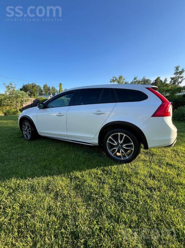 Balts Volvo V60 2017 Rīga, ar dzinēja tilpumu 2.00 L un nobraukumu 203 tūkst. km par 13300 €, foto 5 vietnē AUTOMOTO.COM.LV