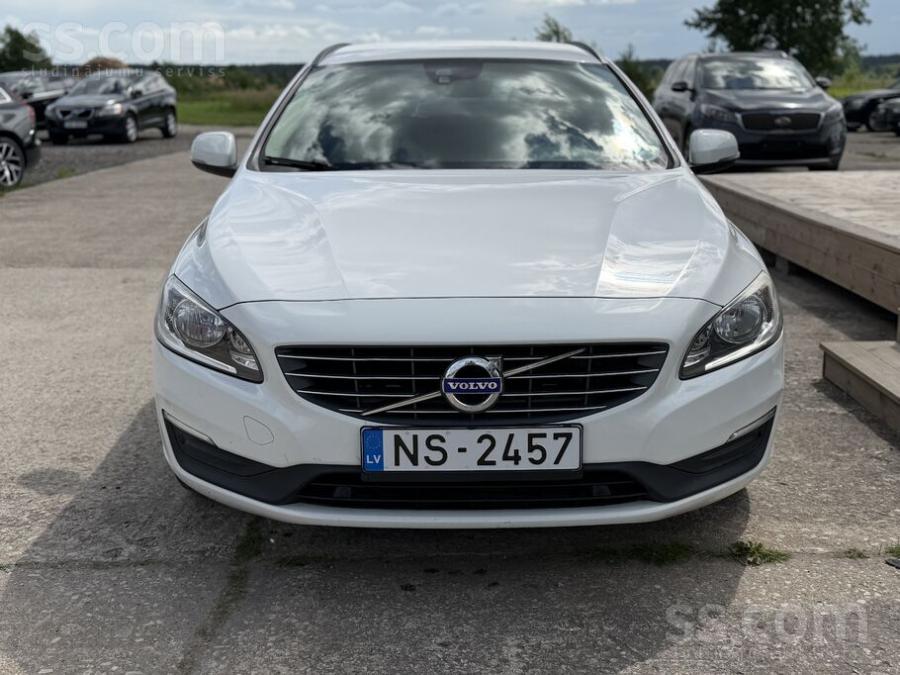Balts Volvo V60 2017 Rīga, ar dzinēja tilpumu 2.00 L un nobraukumu 250 tūkst. km par 3990 €, foto 3 vietnē AUTOMOTO.COM.LV