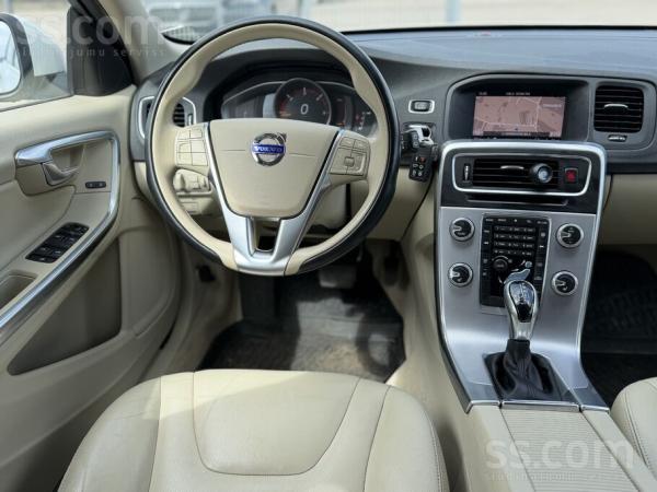 Balts Volvo V60 2017 Rīga, ar dzinēja tilpumu 2.00 L un nobraukumu 250 tūkst. km par 3990 €, foto 4 vietnē AUTOMOTO.COM.LV