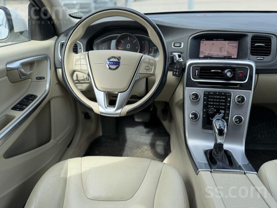 Balts Volvo V60 2017 Rīga, ar dzinēja tilpumu 2.00 L un nobraukumu 250 tūkst. km par 3990 €, foto 5 vietnē AUTOMOTO.COM.LV