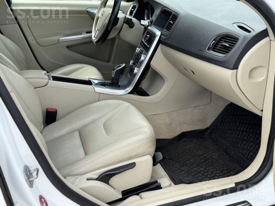 Balts Volvo V60 2017 Rīga, ar dzinēja tilpumu 2.00 L un nobraukumu 250 tūkst. km par 3990 €, foto 14 vietnē AUTOMOTO.COM.LV