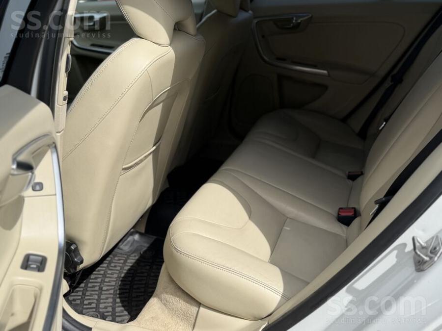 Balts Volvo V60 2017 Rīga, ar dzinēja tilpumu 2.00 L un nobraukumu 250 tūkst. km par 3990 €, foto 15 vietnē AUTOMOTO.COM.LV