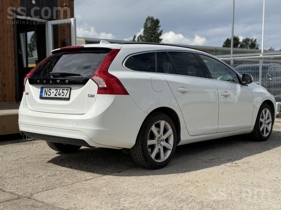 Balts Volvo V60 2017 Rīga, ar dzinēja tilpumu 2.00 L un nobraukumu 250 tūkst. km par 3990 €, foto 18 vietnē AUTOMOTO.COM.LV