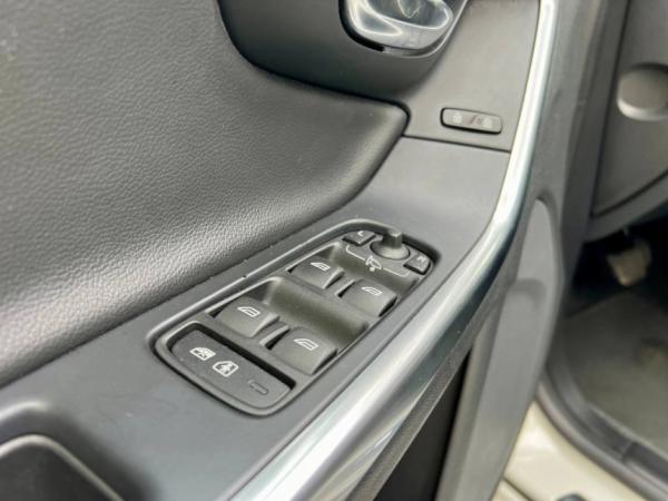 Balts Volvo V60 2017 Rīga, ar dzinēja tilpumu 2.00 L un nobraukumu 192 tūkst. km par 11700 €, foto 3 vietnē AUTOMOTO.COM.LV