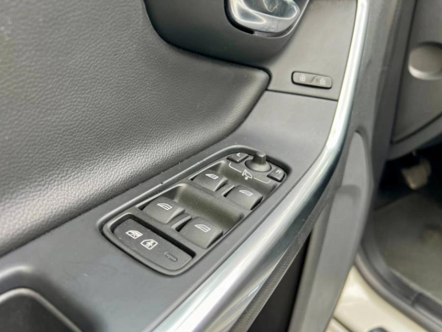 Balts Volvo V60 2017 Rīga, ar dzinēja tilpumu 2.00 L un nobraukumu 192 tūkst. km par 11700 €, foto 4 vietnē AUTOMOTO.COM.LV